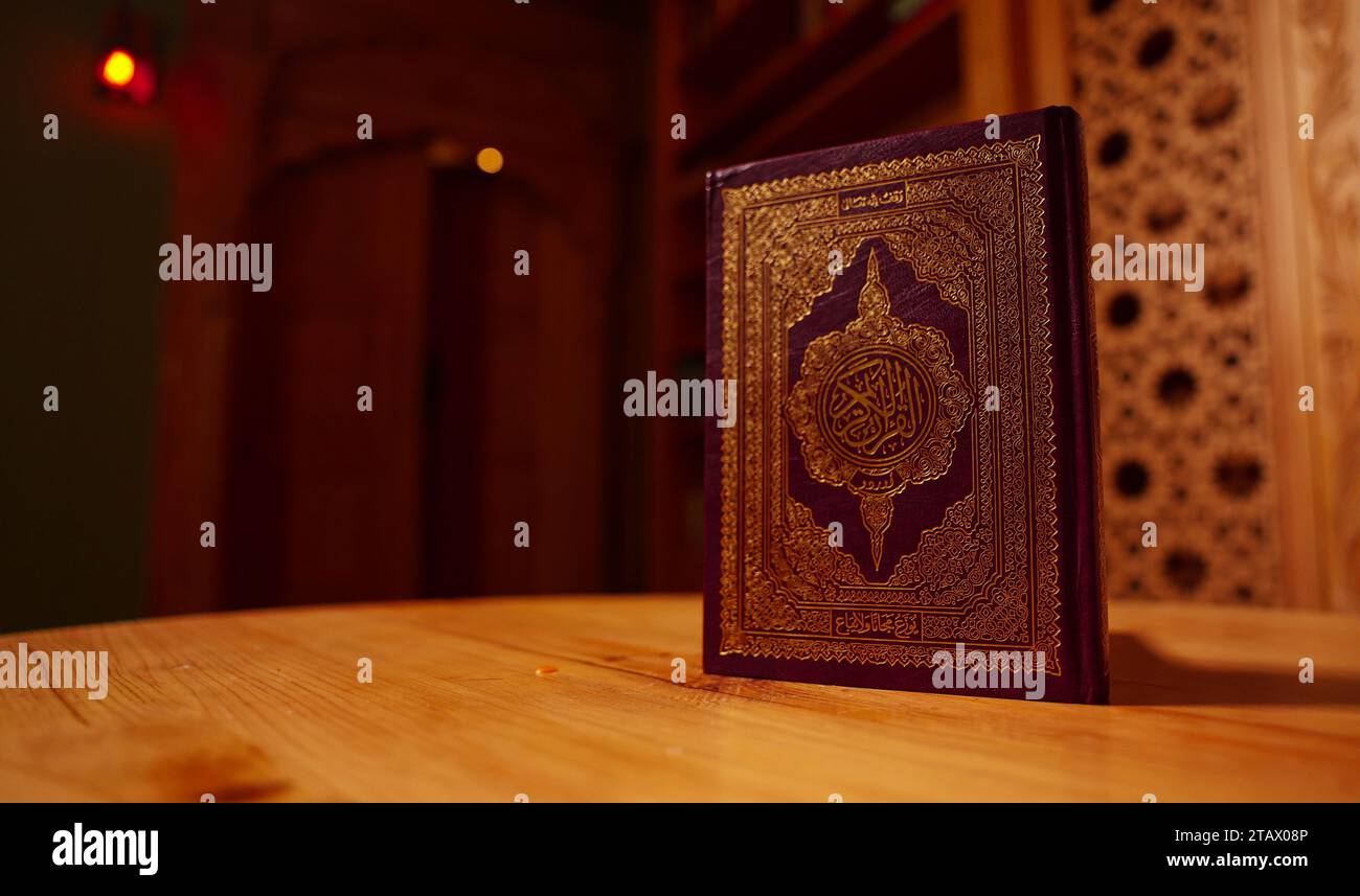 Der heilige Al-Quran mit geschriebener arabischer Kalligraphie ...
