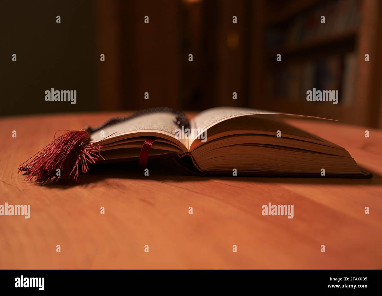 Der heilige Al-Quran mit geschriebener arabischer Kalligraphie ...