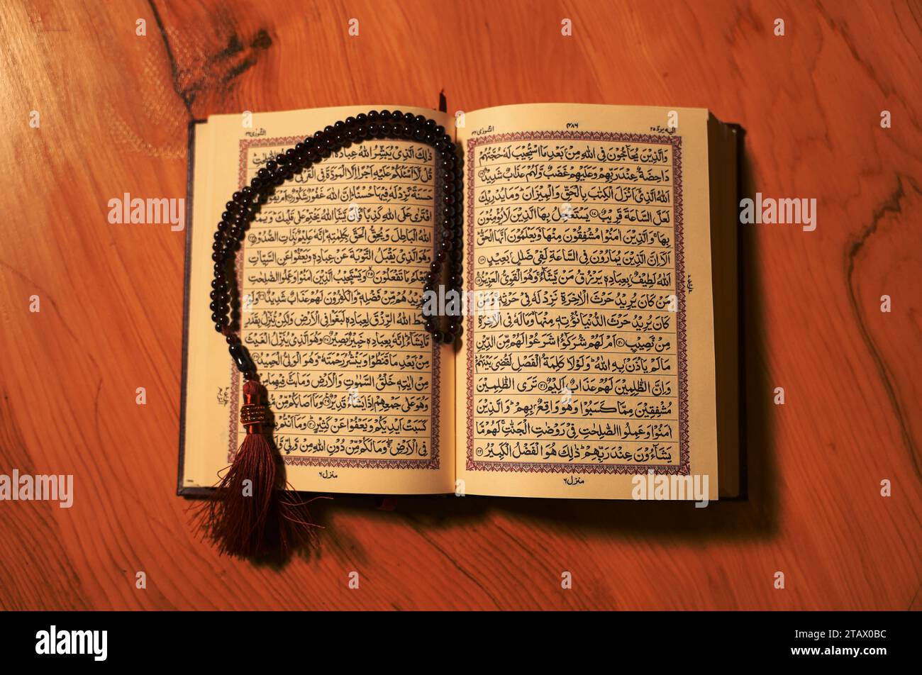 Der heilige Al-Quran mit geschriebener arabischer Kalligraphie ...
