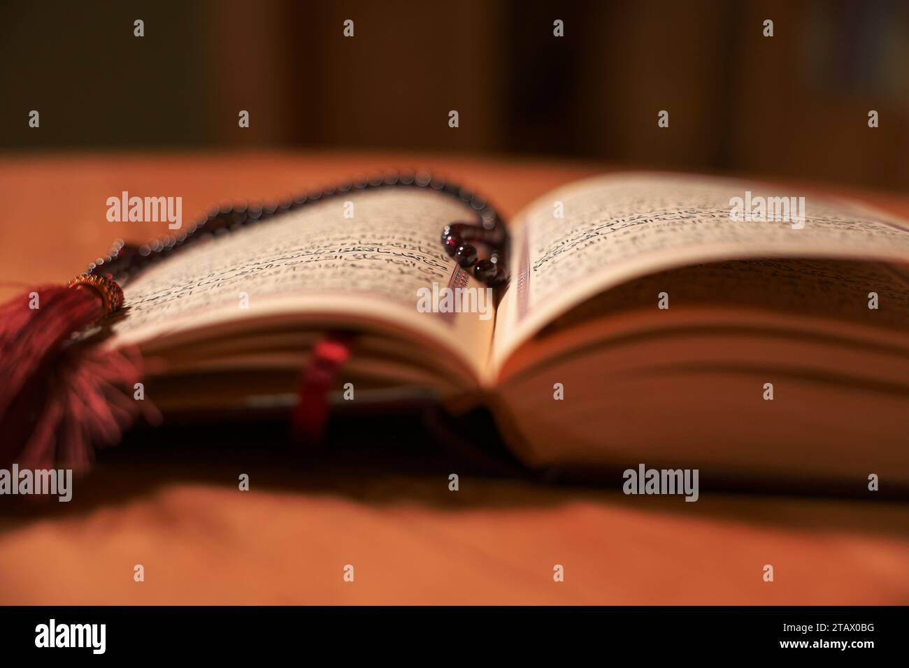 Der heilige Al-Quran mit geschriebener arabischer Kalligraphie ...