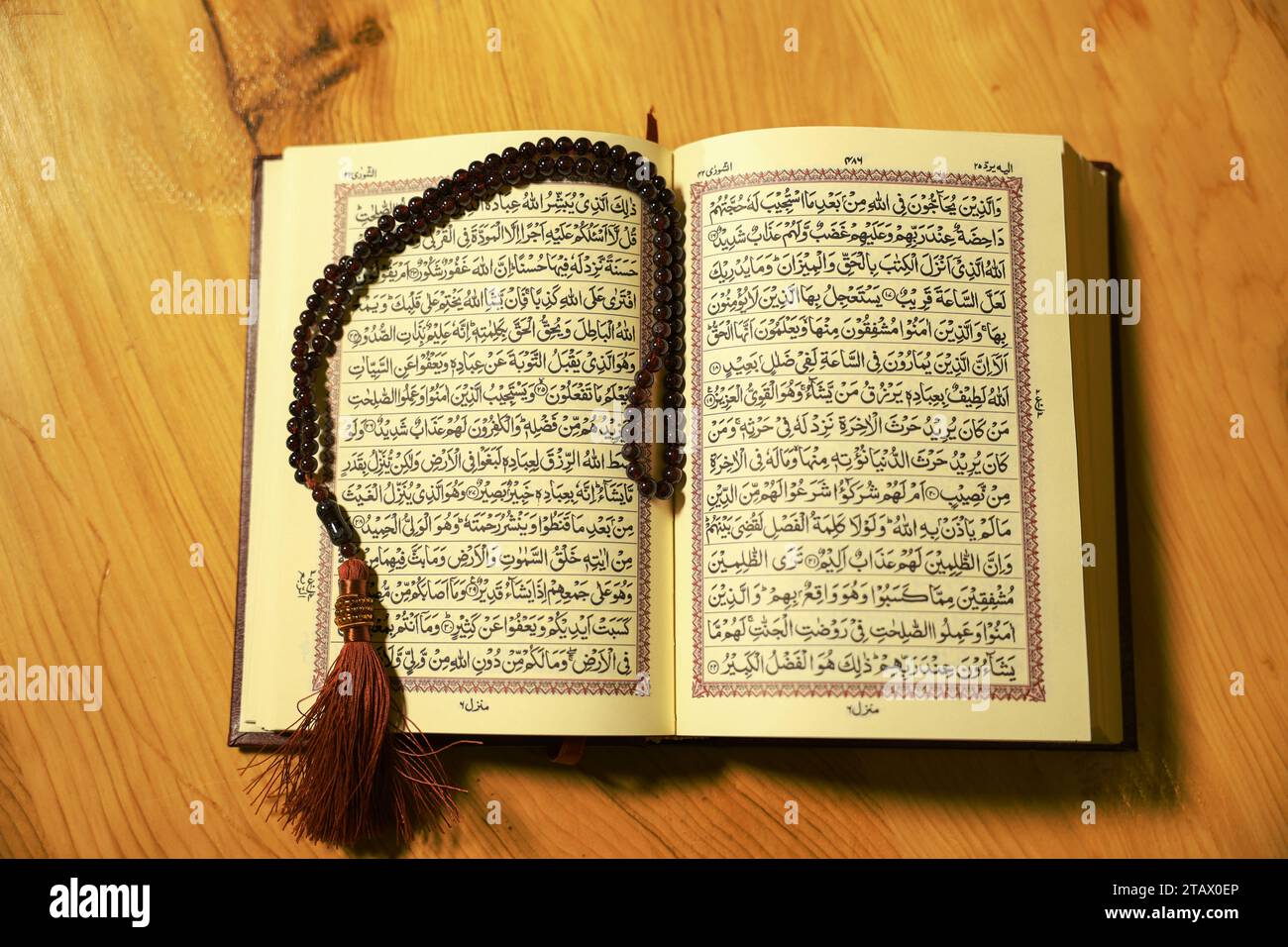 Der heilige Al-Quran mit geschriebener arabischer Kalligraphie ...