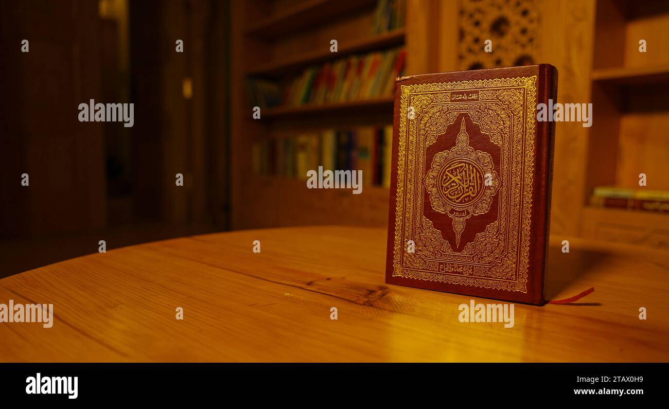 Der heilige Al-Quran mit geschriebener arabischer Kalligraphie ...