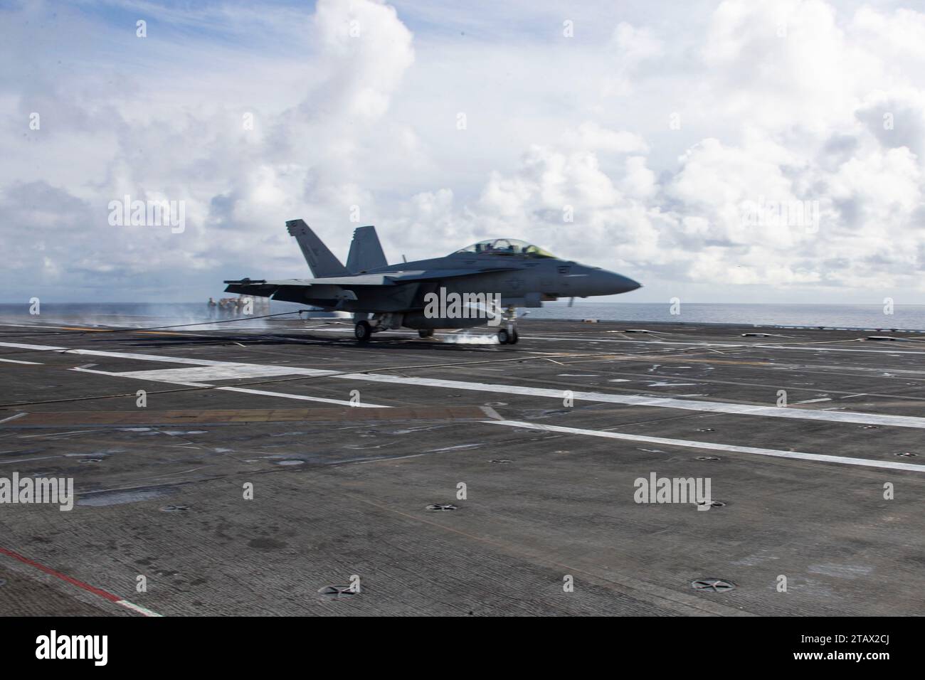 Eine F/A-18F Super Hornet landet am 30. November 2023 auf der USS ...