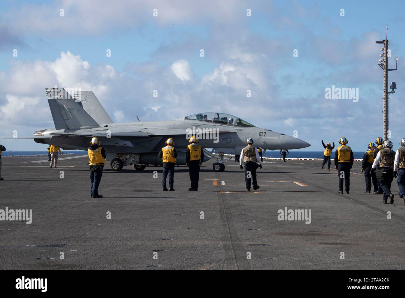 Eine F/A-18F Super Hornet durchquert am 30. November 2023 das Flugdeck ...
