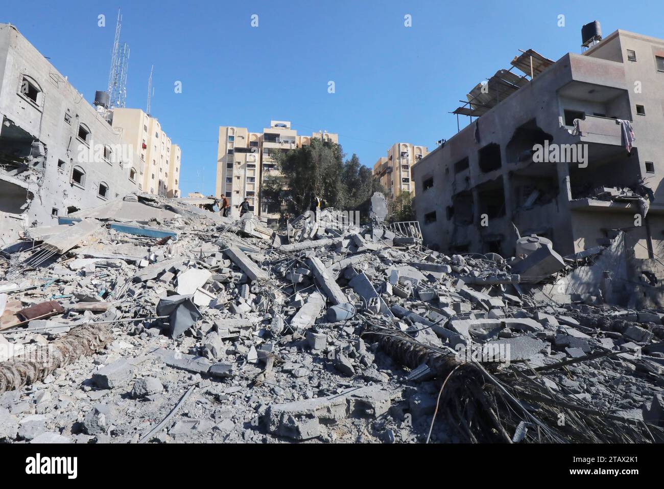 Palästinenser suchen in den Ruinen eines Gebäudes nach einem israelischen Bombenanschlag in ...