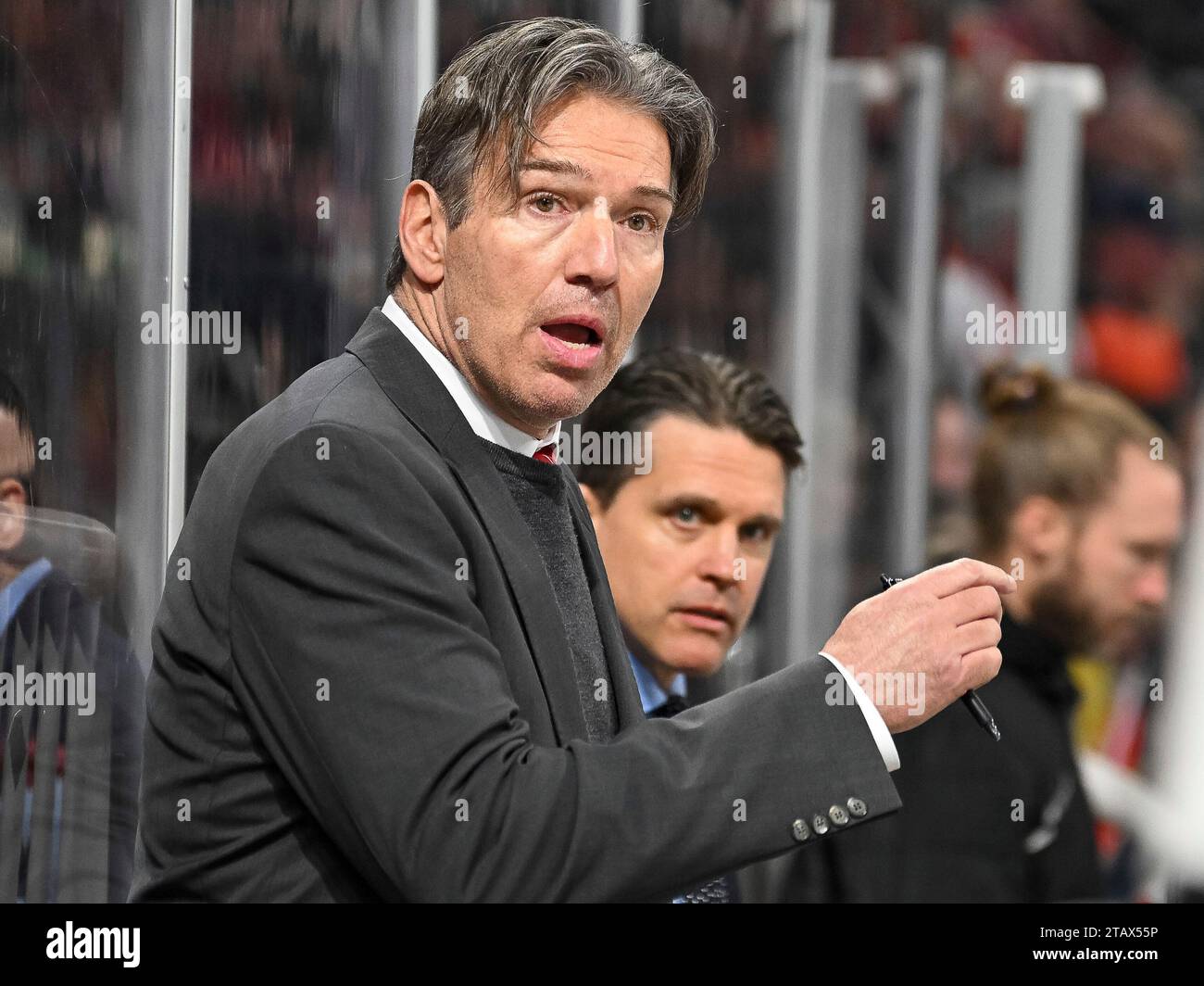 Uwe Krupp (Koelner Haie, Cheftrainer) bei seiner Mannschaft ...