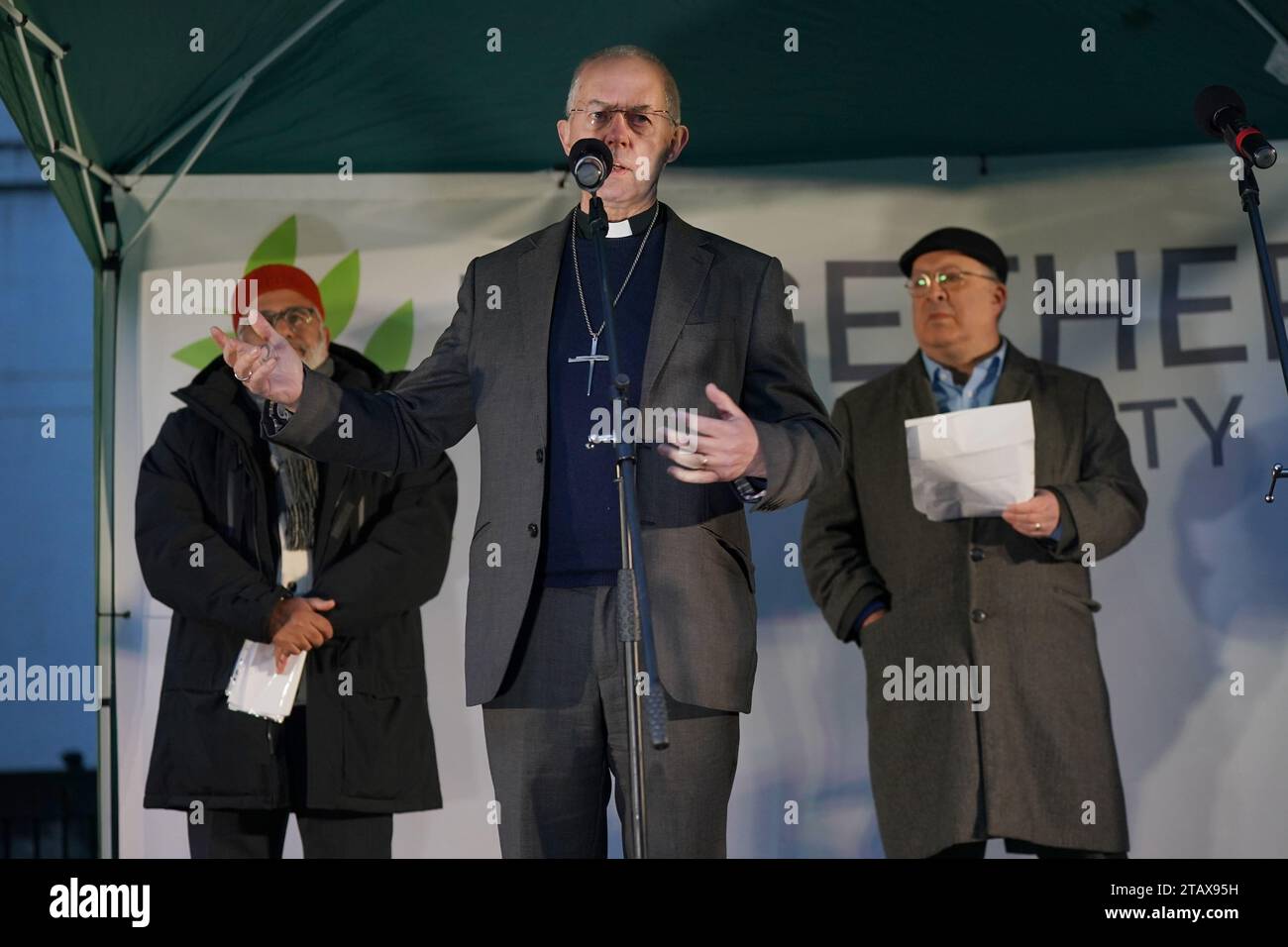 Imam Monawar Hussain (links) und Rabbiner David Mason (rechts) hören ...