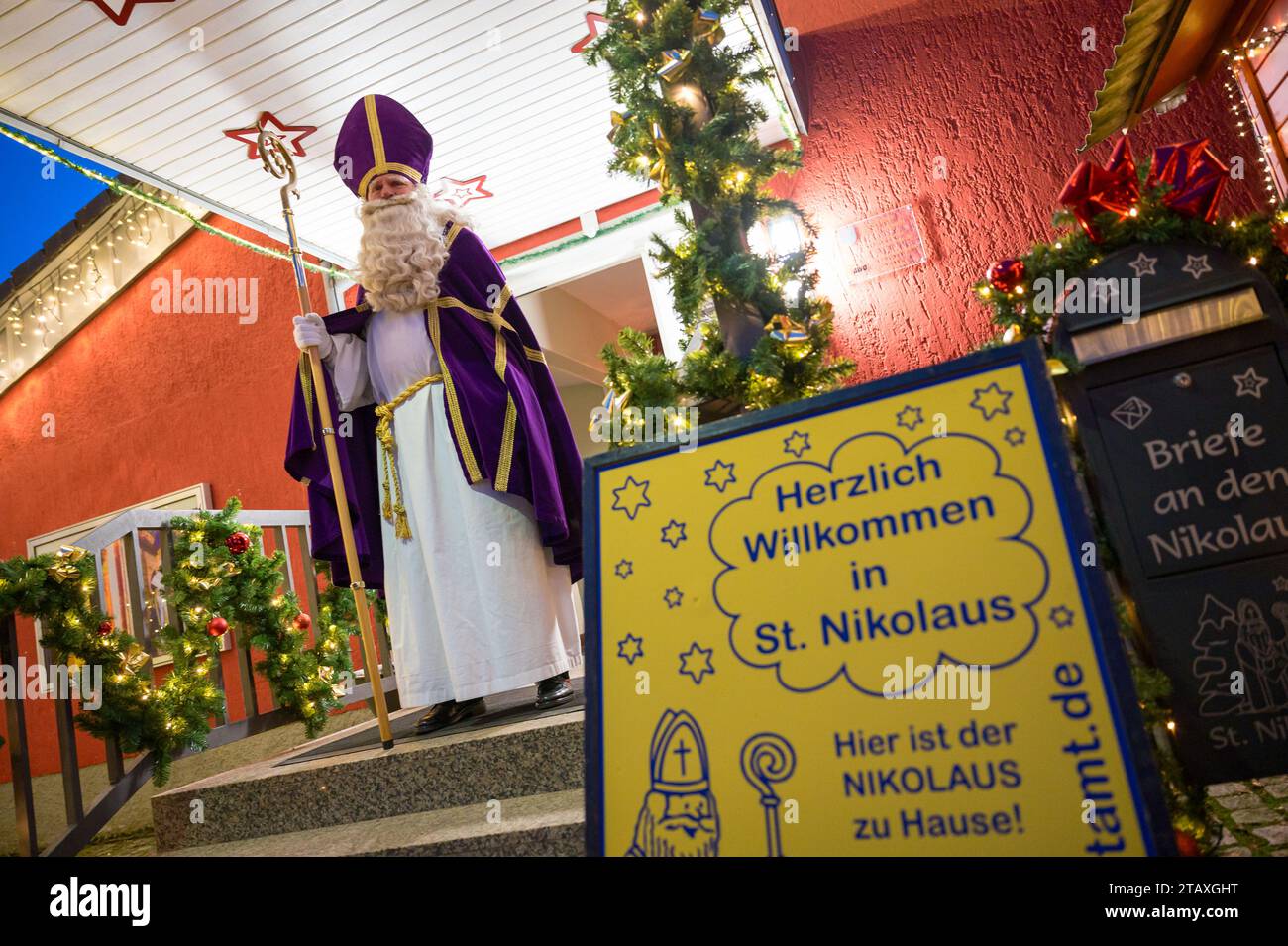 Sankt Nikolaus, Deutschland. Dezember 2023. St. Nikolaus steht am ...