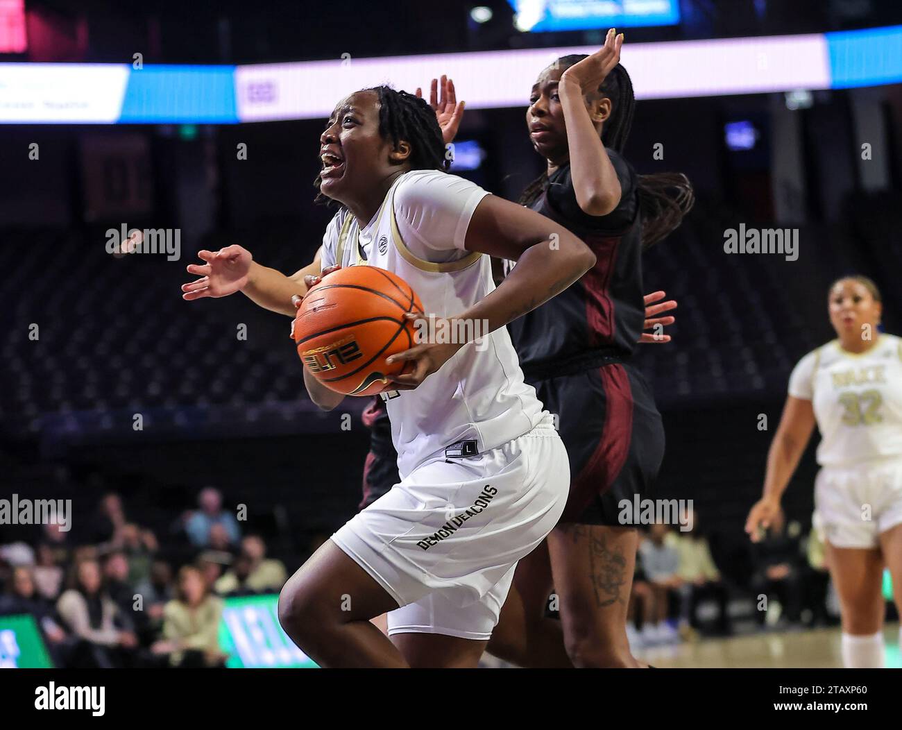 30. November 2023: Elise Williams (21) fährt zum Korb. NCAA ...