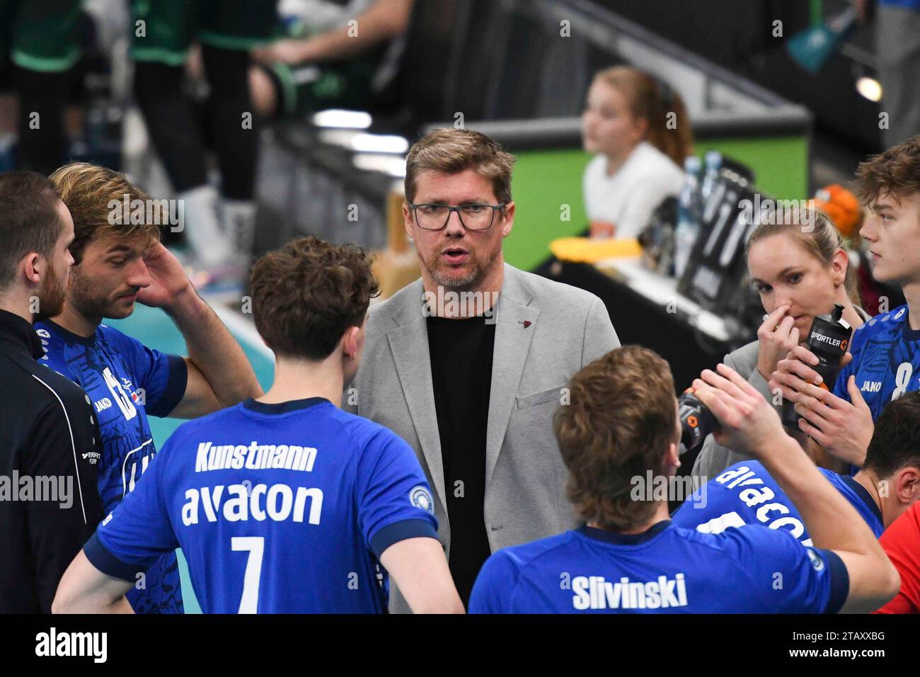 04.12.2023, LKH Arena, Lüneburg, GER; 1. VBL, SVG Lüneburg vs FT 1844 Freiburg, im Bild Trainer ...