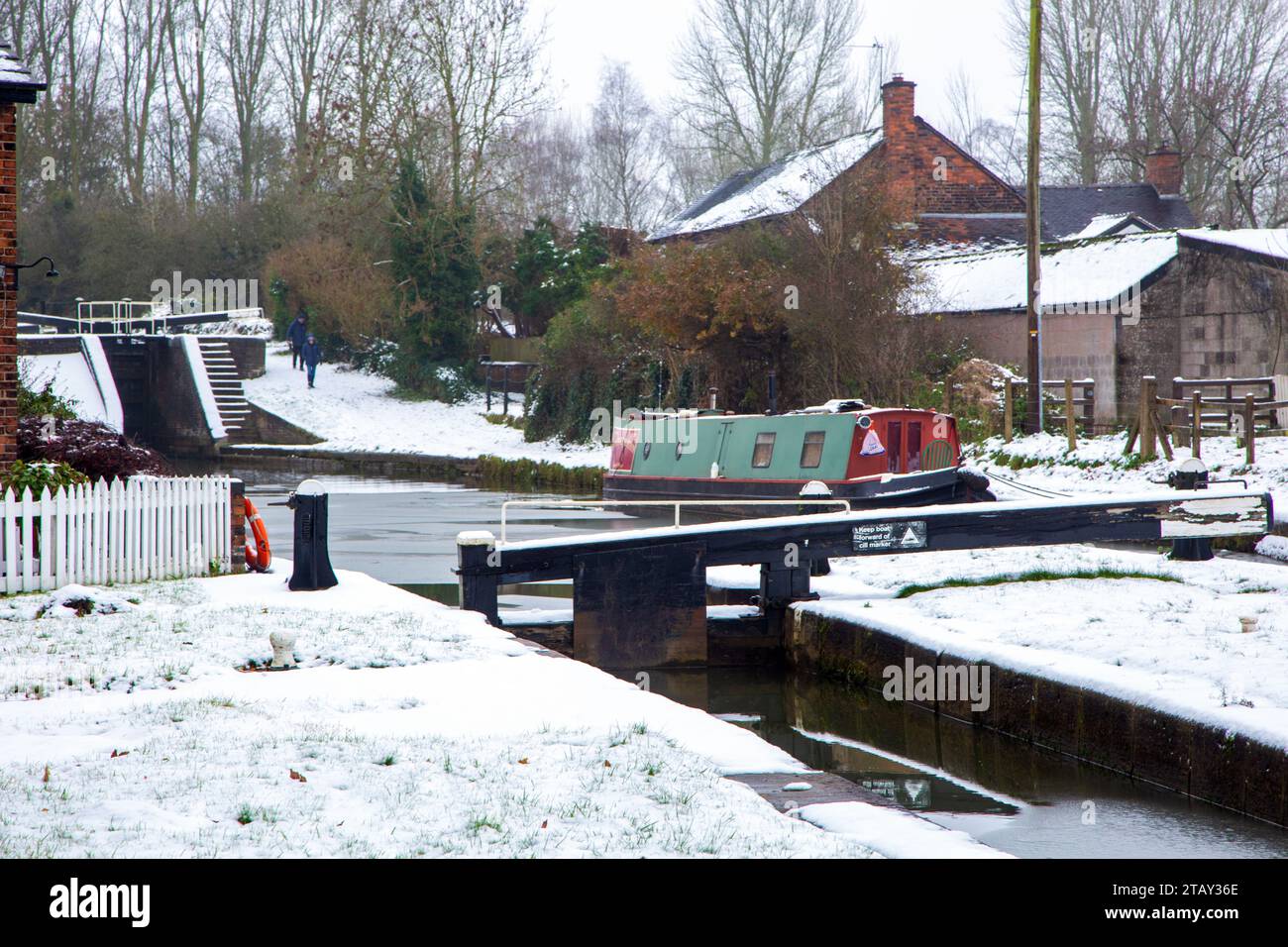 Canal Schmalboot vertäut im Winter auf dem Trent and Mersey Kanal im ...