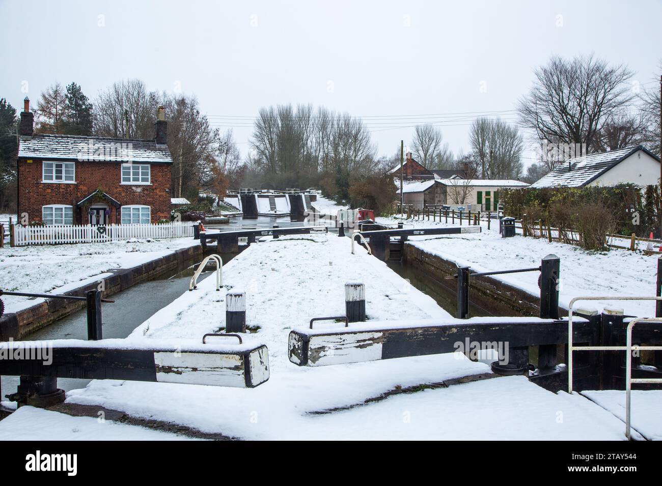 Canal Lock Cottage und Schmalboot im Schnee im Winter auf dem Trent und ...
