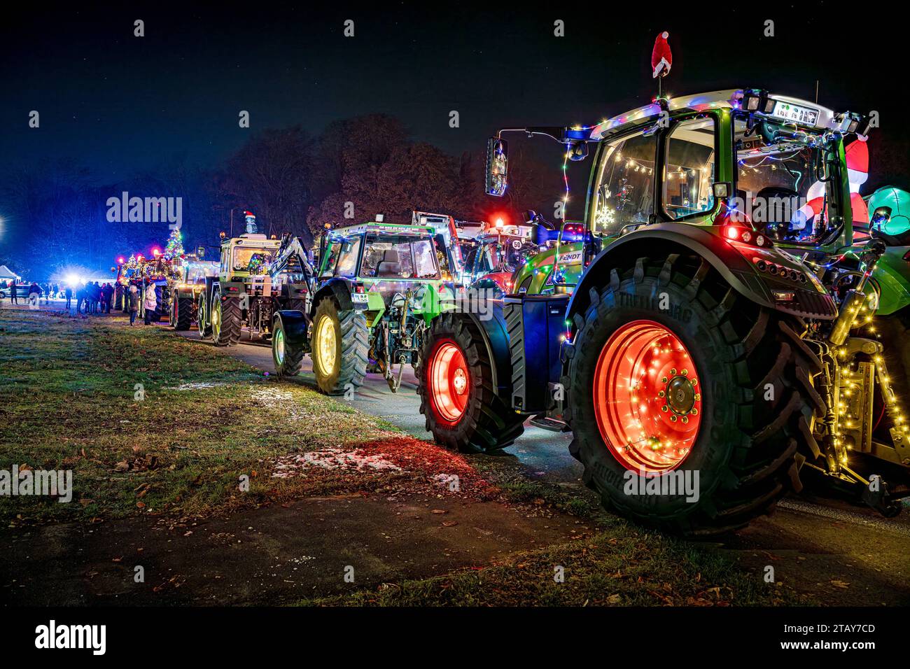 Lichterfahrt - Landwirte begeistern mit ihren weihnachtlich beleuchteten Traktoren die Bürger ...