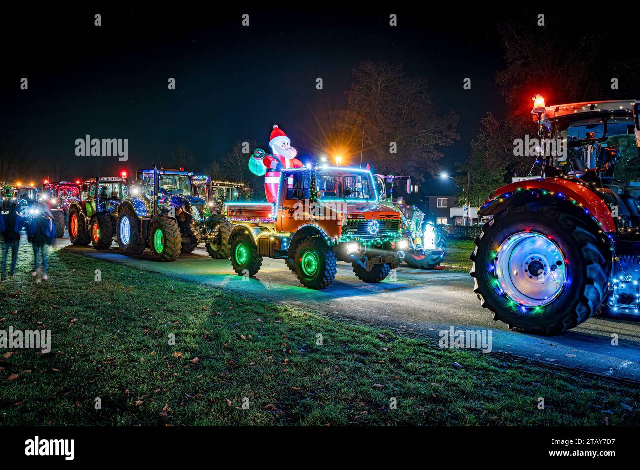 Lichterfahrt - ein Onimog mit beleuchtetem Weihnachtsmann auf der Pritsche, Symbolfoto ...