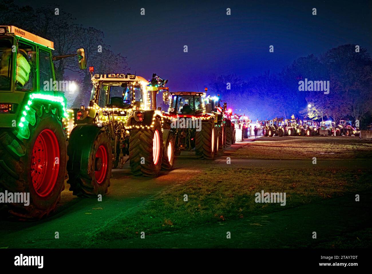 Lichterfahrt - Landwirte begeistern mit ihren weihnachtlich beleuchteten Traktoren die Bürger ...