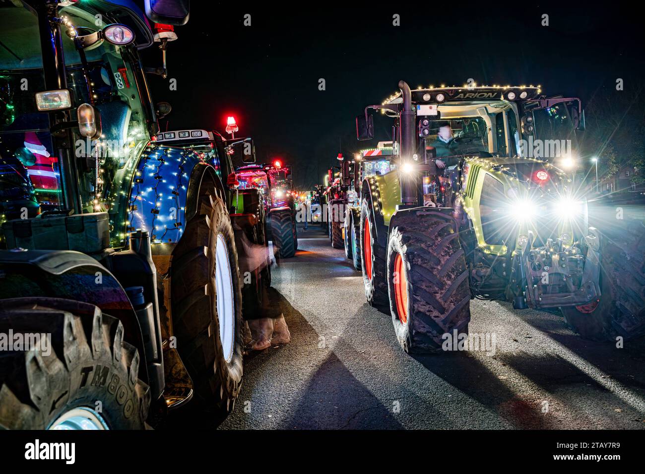 Lichterfahrt - Landwirte begeistern mit ihren weihnachtlich beleuchteten Traktoren die Bürger ...