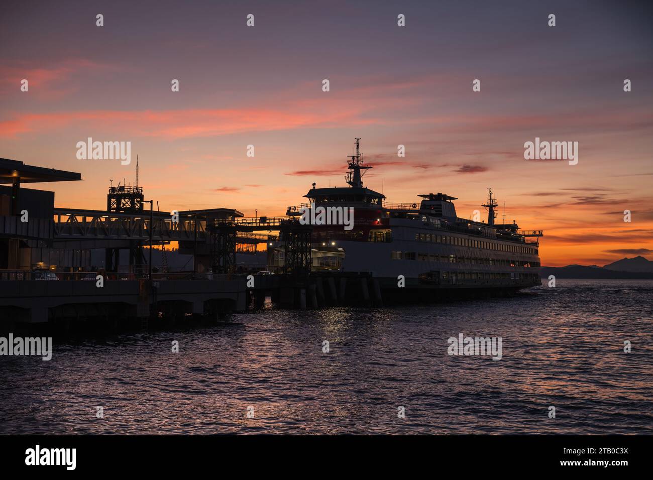 Seattle, USA. November 2023. Golden Hour am Colman Ferry Terminal in ...
