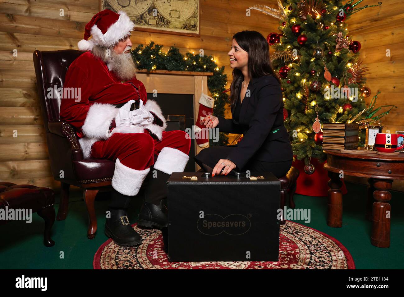 NUR FÜR REDAKTIONELLE VERWENDUNG der mobile Augenoptiker Davinia Hadley ...