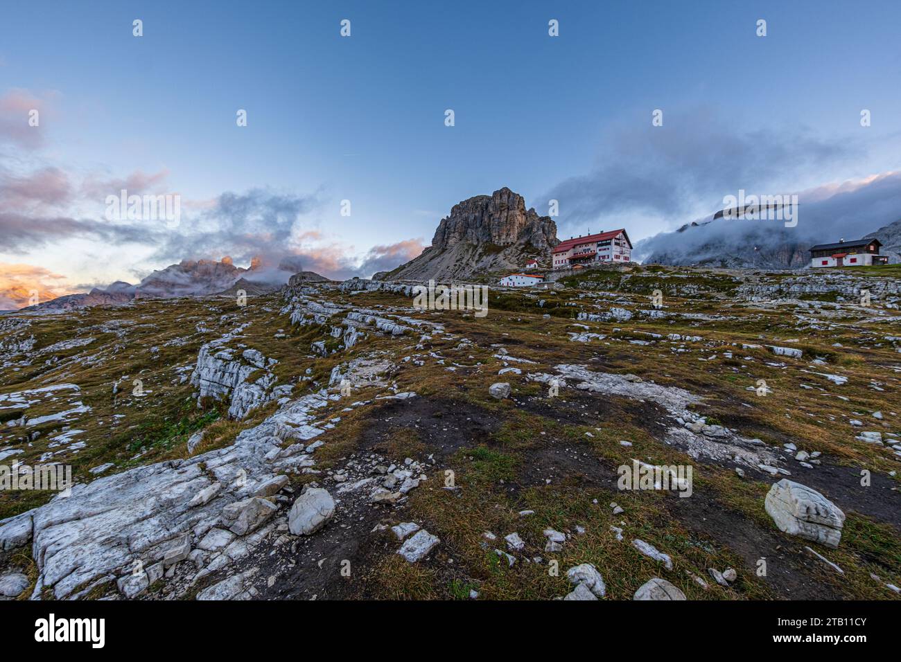 Das Rifugio Antonio Locatelli im Naturpark Tre Cime, eingerahmt von ...