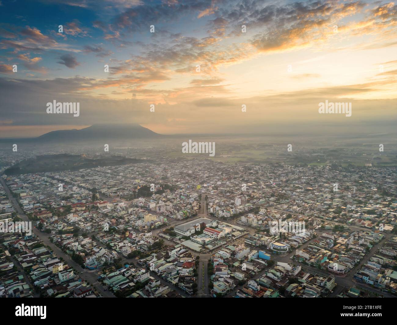 Aus der Vogelperspektive auf den Long Hoa Markt, ein berühmter Markt in ...