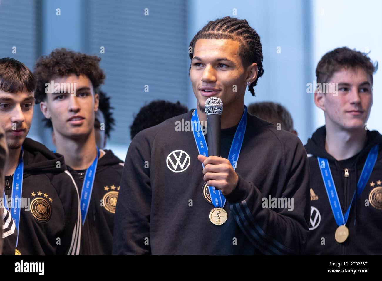 04. Dezember 2023, Hessen, Frankfurt/Main: Fußball: Empfang der U17-Fußballer nach der WM auf ...