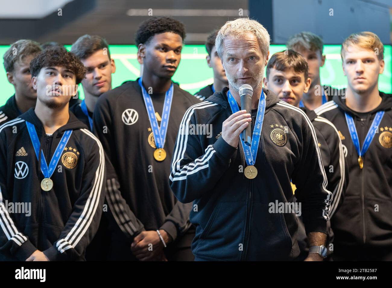 04. Dezember 2023, Hessen, Frankfurt/Main: Fußball: Empfang der U17-Fußballer nach der WM auf ...