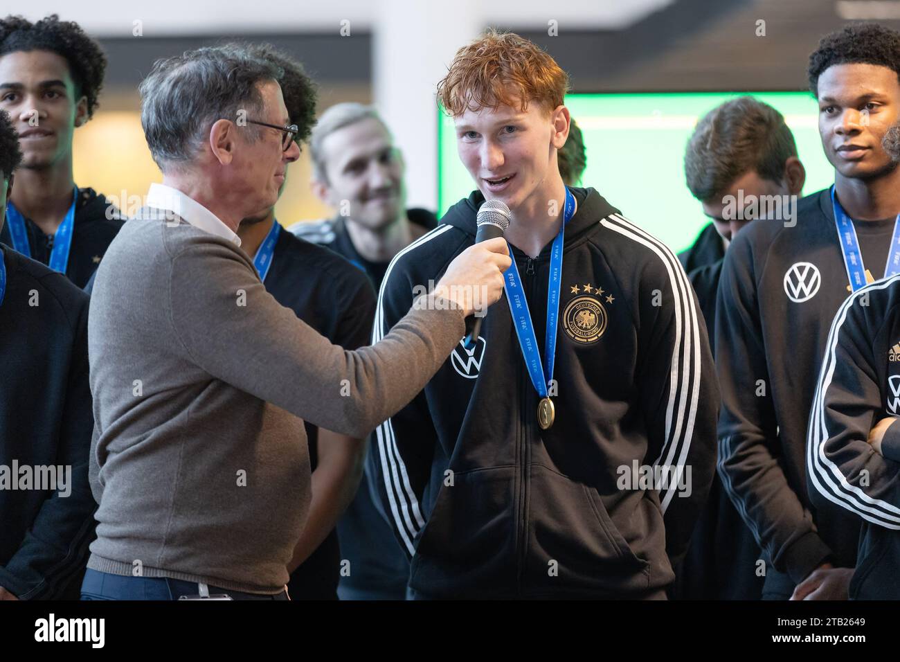 04. Dezember 2023, Hessen, Frankfurt/Main: Fußball: Empfang der U17-Fußballer nach der WM auf ...
