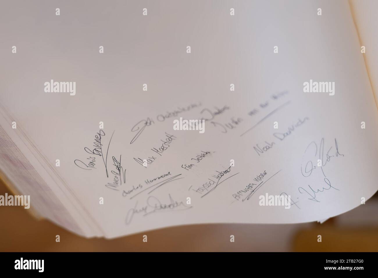 4. Dezember 2023, Hessen, Frankfurt/Main: Fußball: Empfang der U17-Fußballer nach der WM im ...