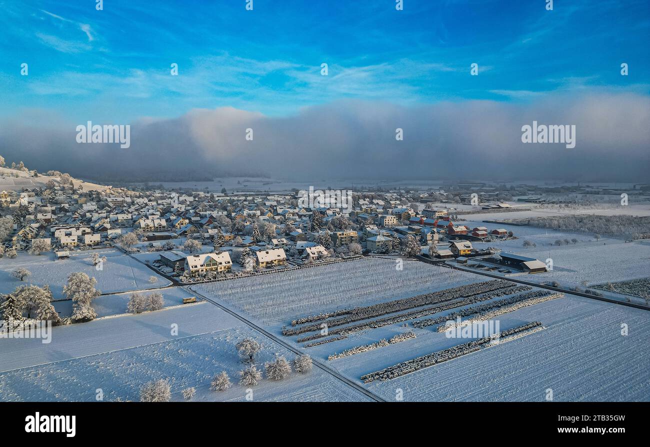 Winterliches Rafzerfeld Blick auf die schneebedeckte Gemeinde Rafz im ... Winterliches Rafzerfeld Blick auf die schneebedeckte Gemeinde Rafz im ...