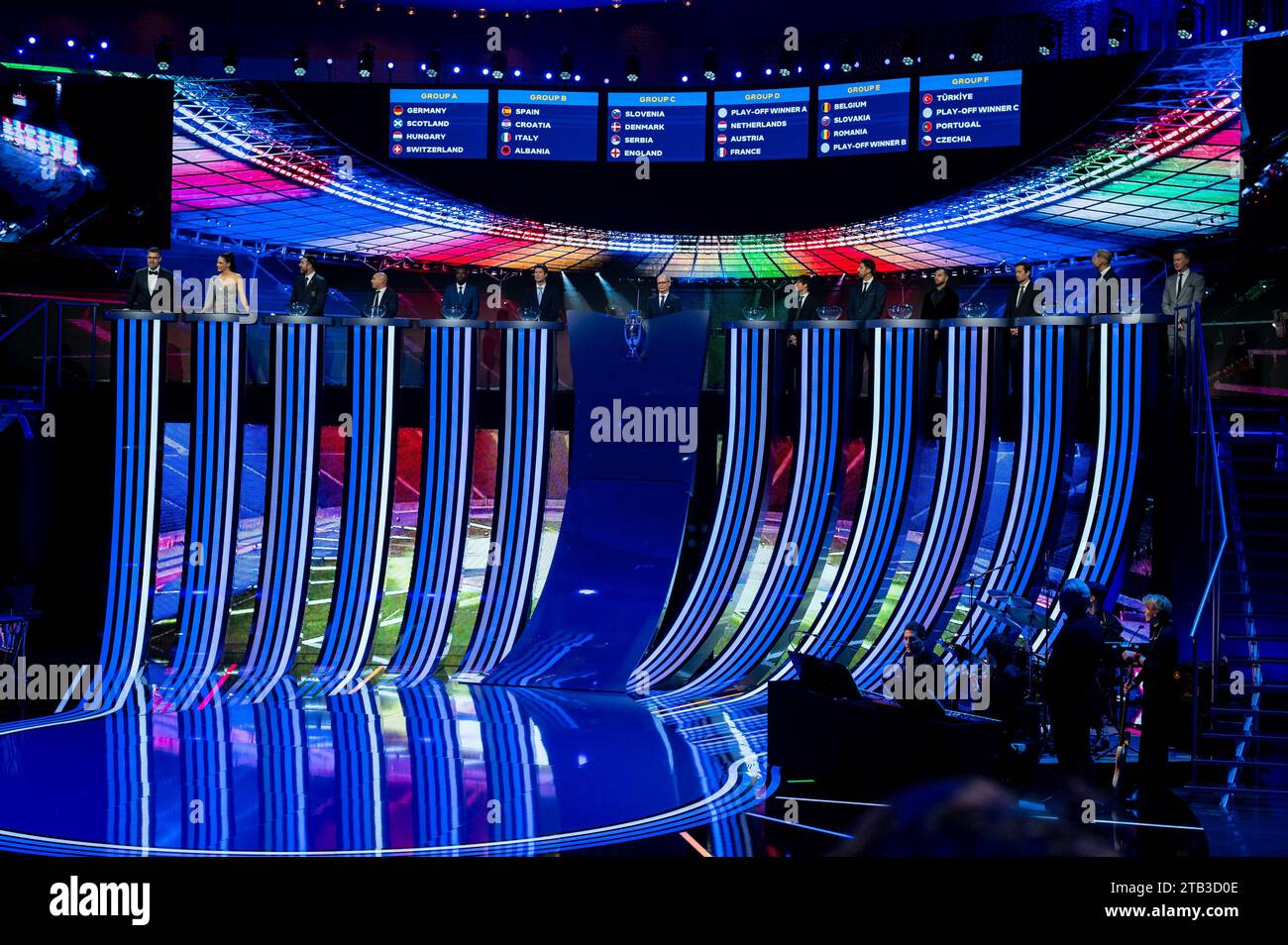 Symbolbild Ergebnis der Auslosung mit UEFA Legenden als Losfee, Pedro ...