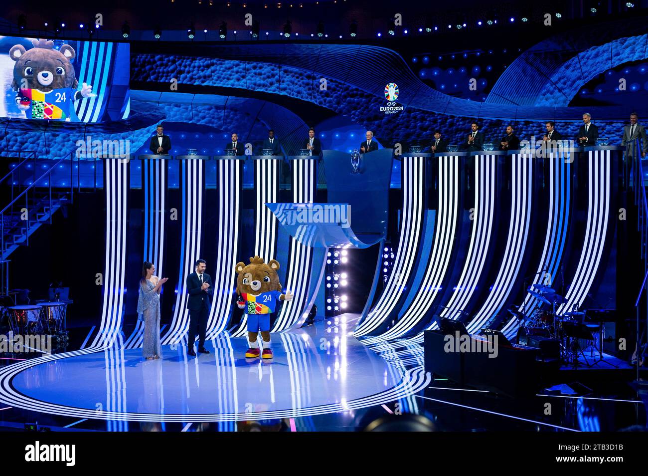 Maskottchen Albärt wird von Esther Sedlaczek (Deutschland, Moderatorin ...