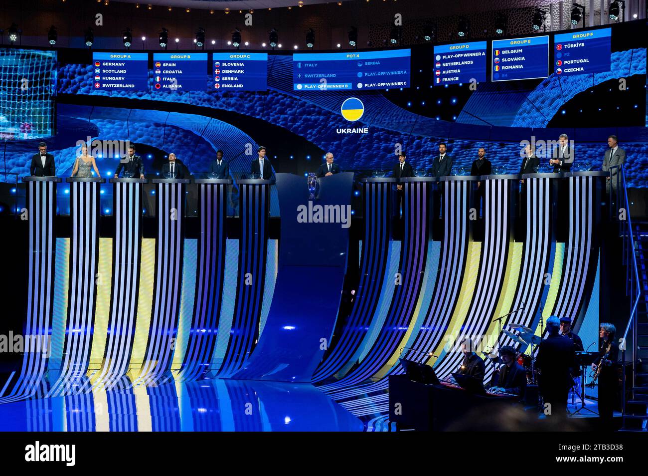 UEFA Legenden als Losfee, Pedro Pinto (Portugal, UEFA-Moderator ...