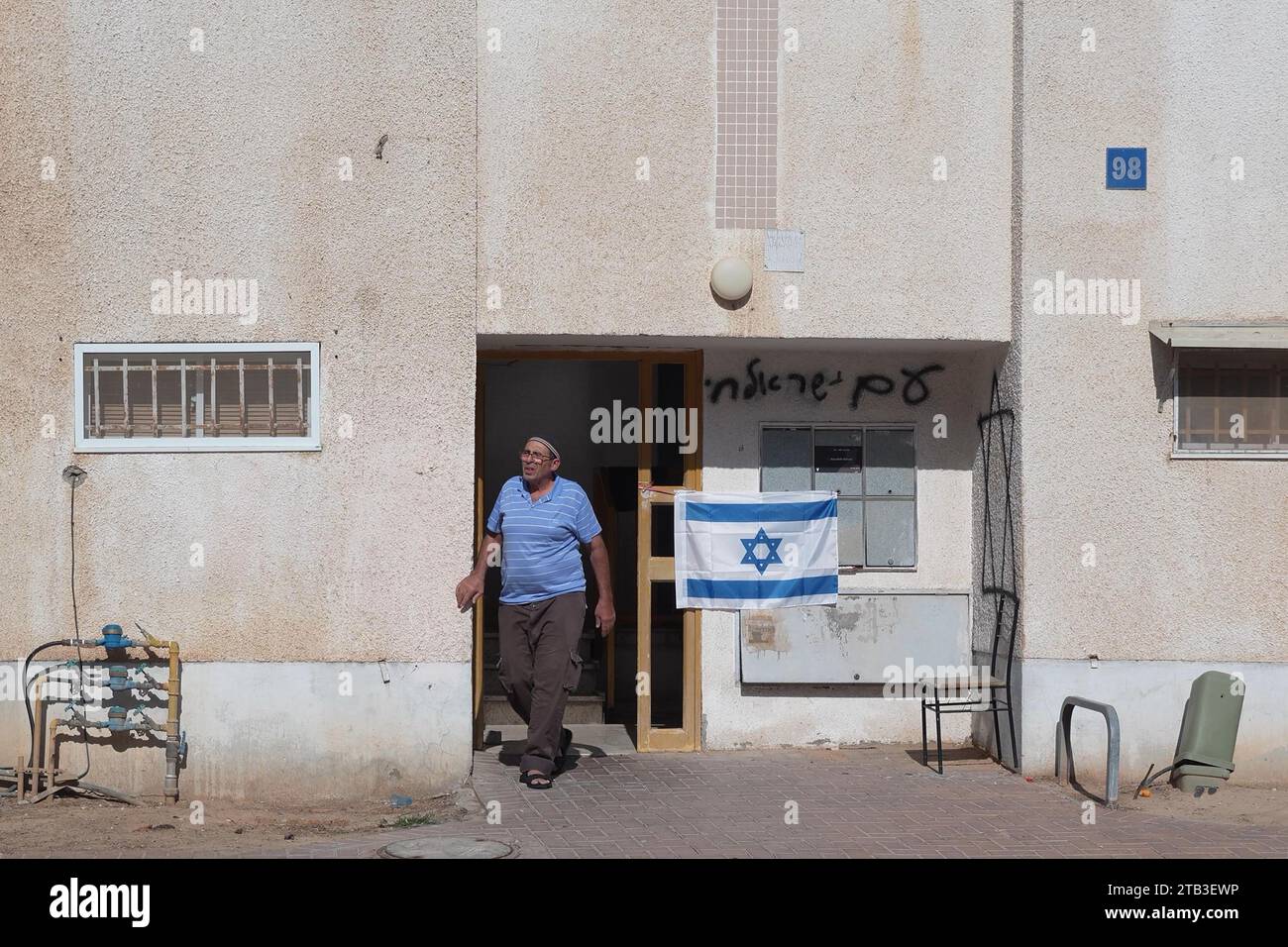 Shuki Yosef aus Ofakim geht aus einem Wohngebäude in der Nachbarschaft ...