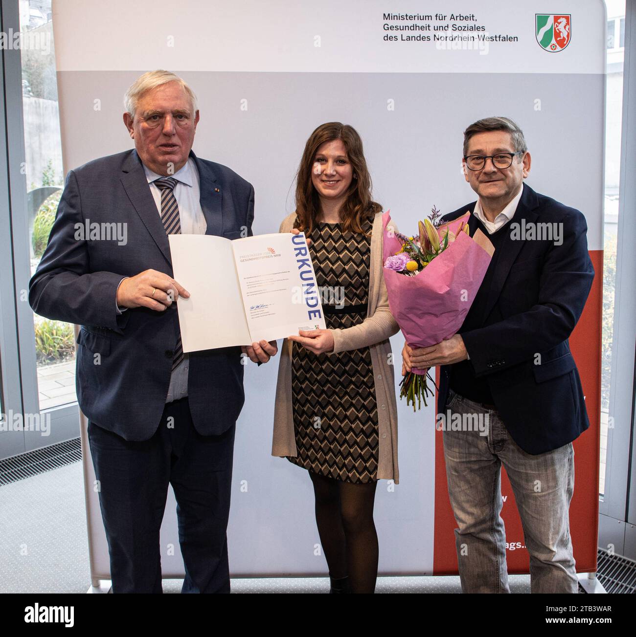 04.12.2023. Düsseldorf. NRW-Gesundheitsminister Karl-Josef Laumann überreicht den ...
