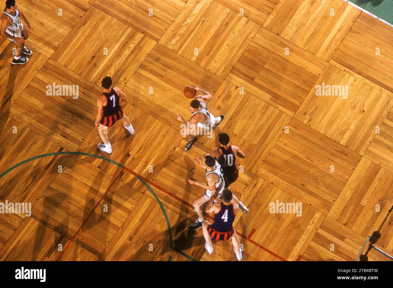 BOSTON, MA – 12. DEZEMBER: Tom Heinsohn #15 der Boston Celtics dribbelt ...