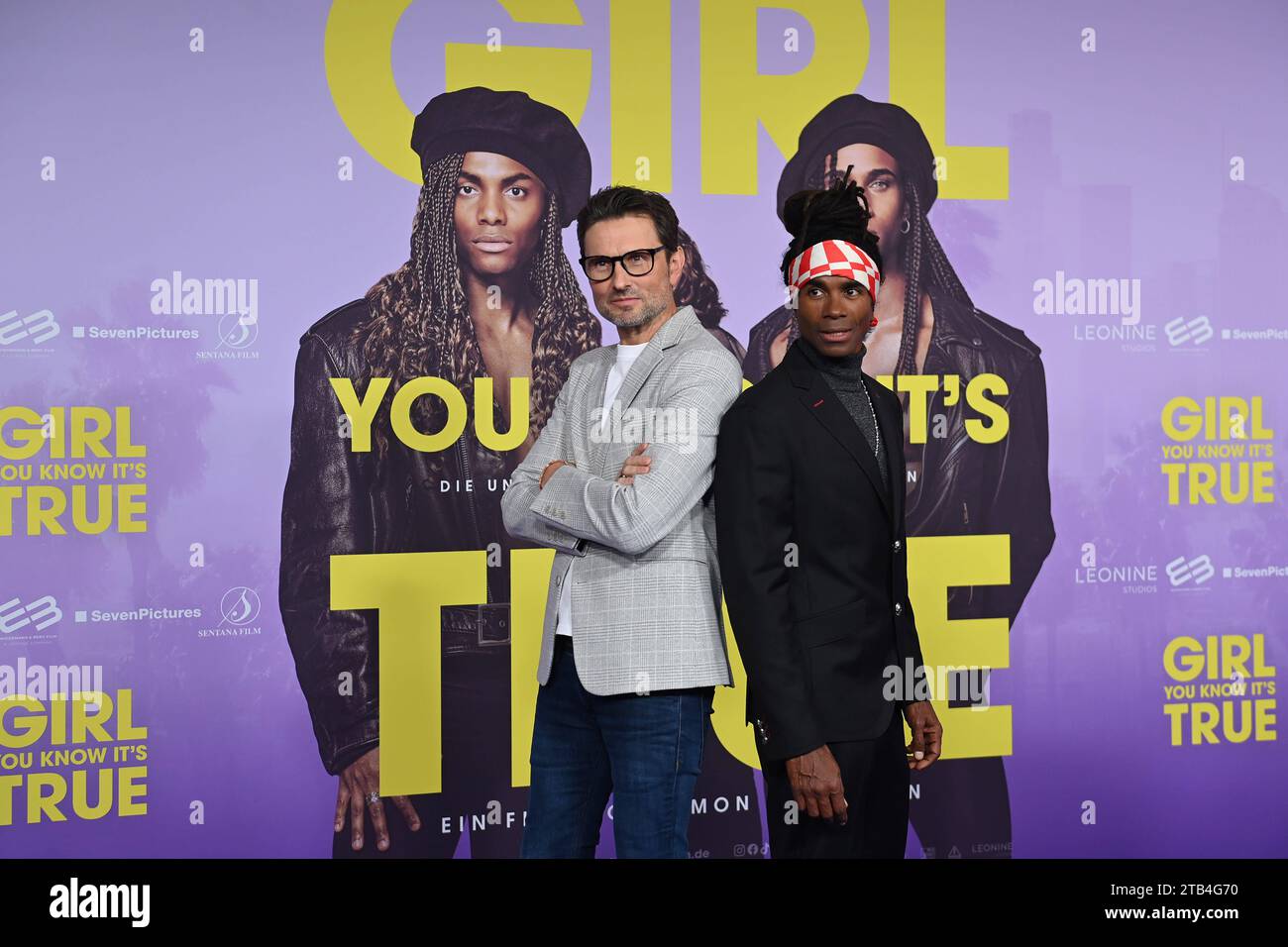 v.li: Simon VERHOEVEN Regisseur, Fabrice MORVAN ehemaliges Mitglied von Milli Vanilli, Roter ...