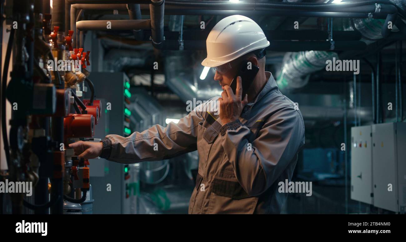Männlicher Arbeiter in der Schwerindustrie mit Sicherheitsuniform ...