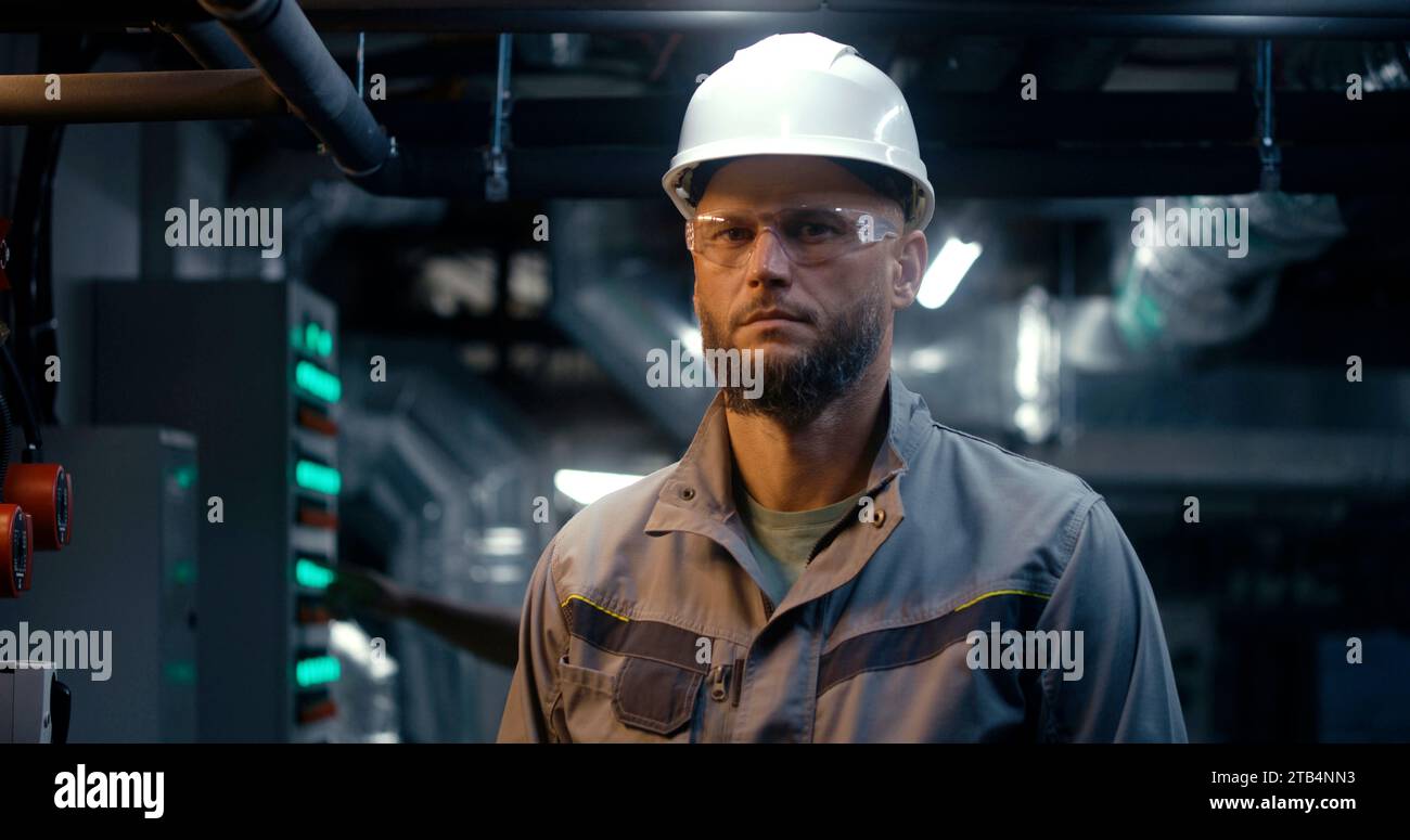 Männlicher Arbeiter in der Schwerindustrie mit Sicherheitsuniform ...