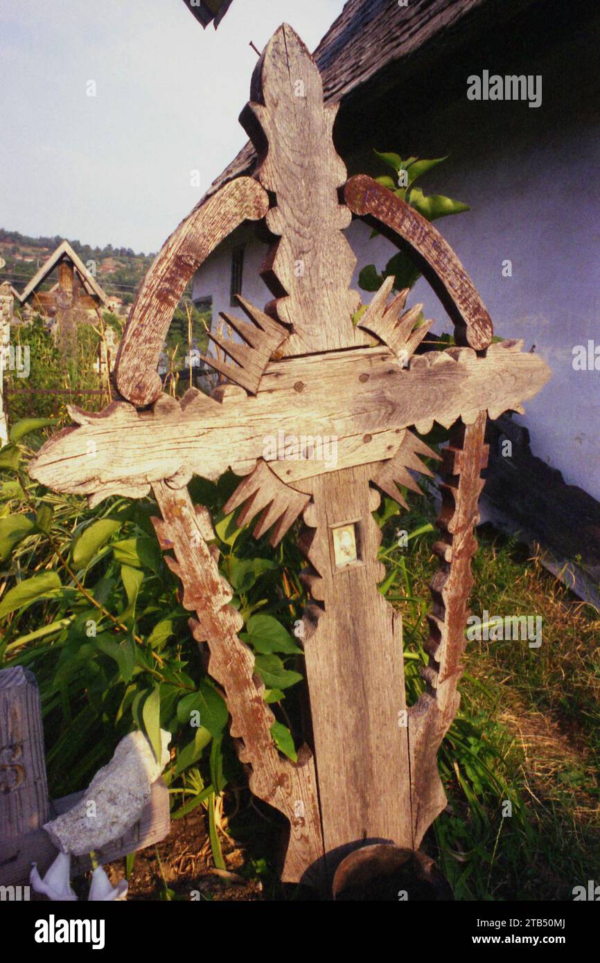 Novaci, Kreis Gorj, Rumänien, 2001. Alte Holzkreuze auf dem Friedhof ...