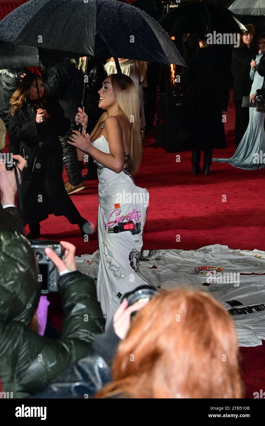 London, Großbritannien. Dezember 2023. Lilah Pi kommt zu den Fashion ...