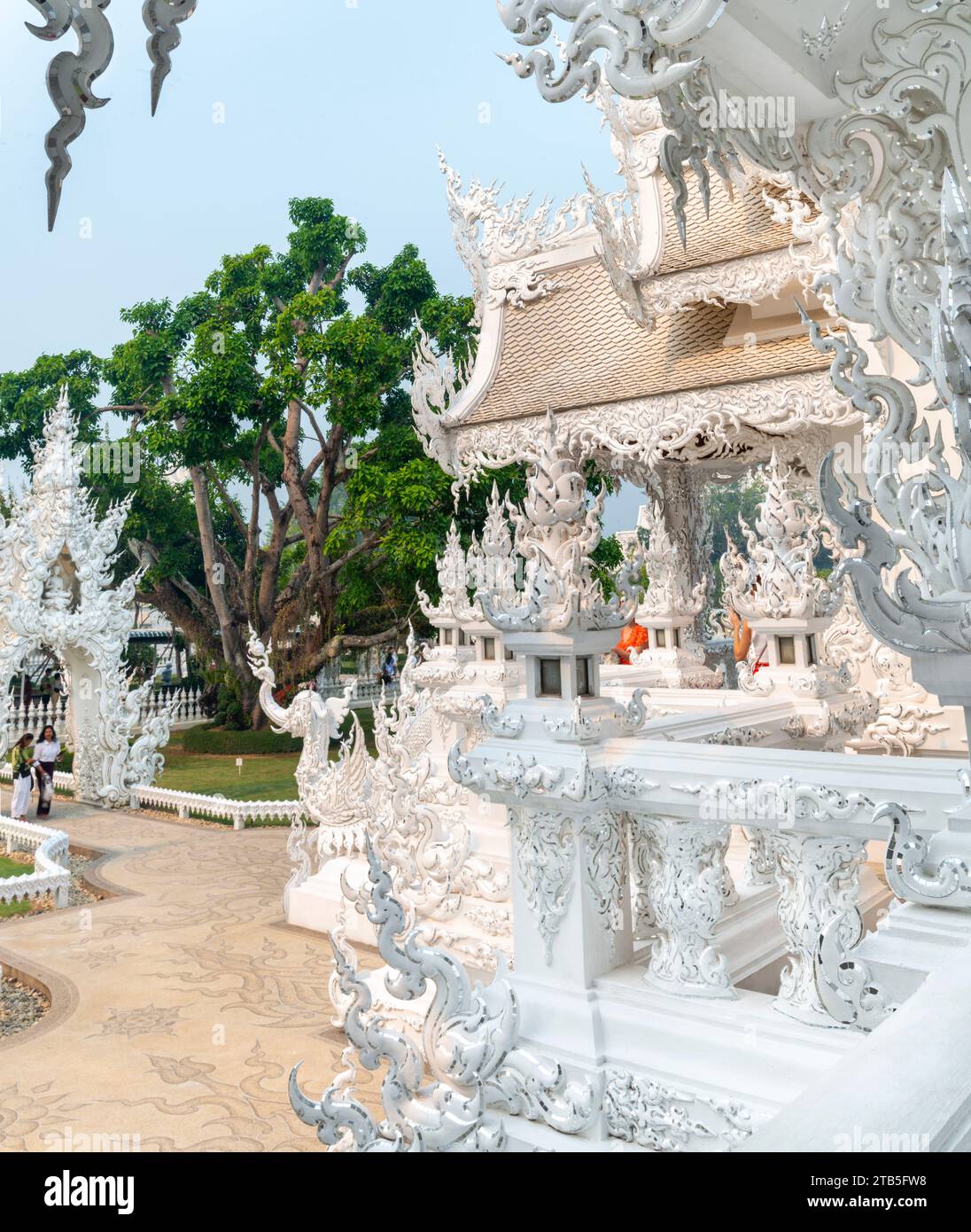 Innenbereich, gefüllt mit aufwendig gestalteten Fantasy-Kunstwerken ...