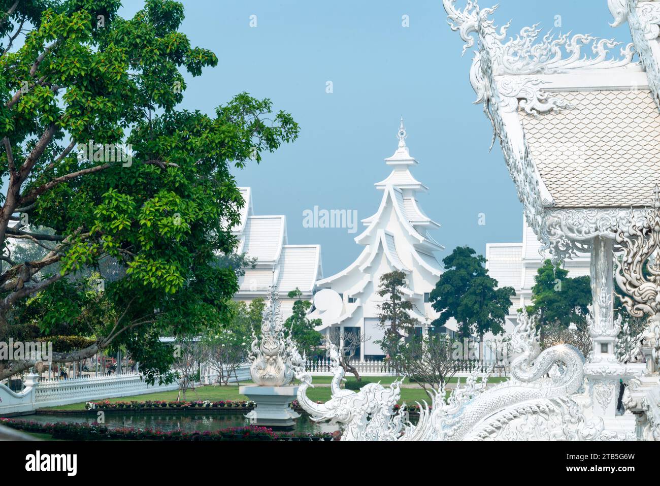 Innenbereich, gefüllt mit aufwendig gestalteten Fantasy-Kunstwerken ...