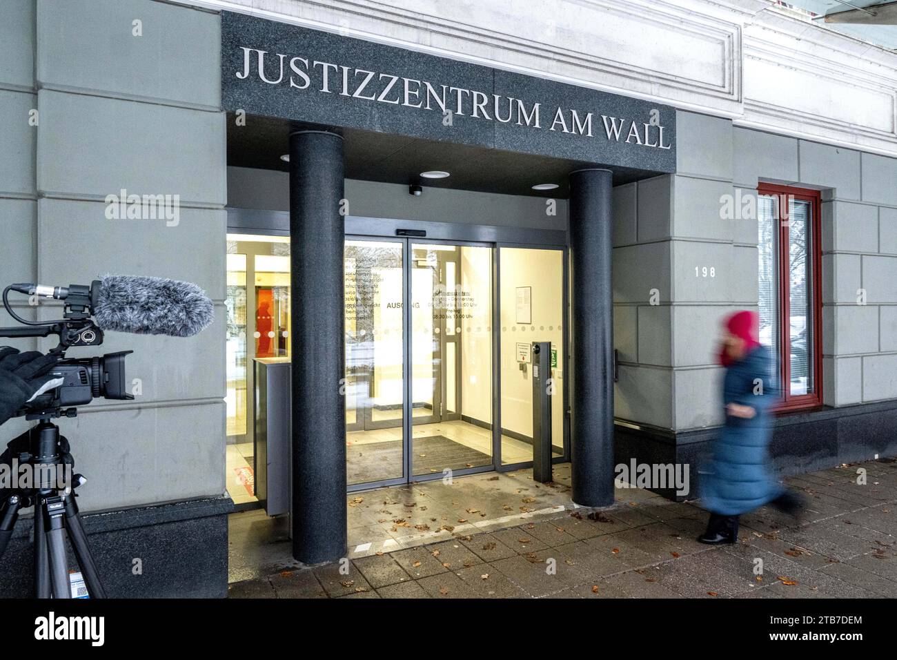 Bremen, Deutschland. Dezember 2023. Eine Person läuft vor dem ...