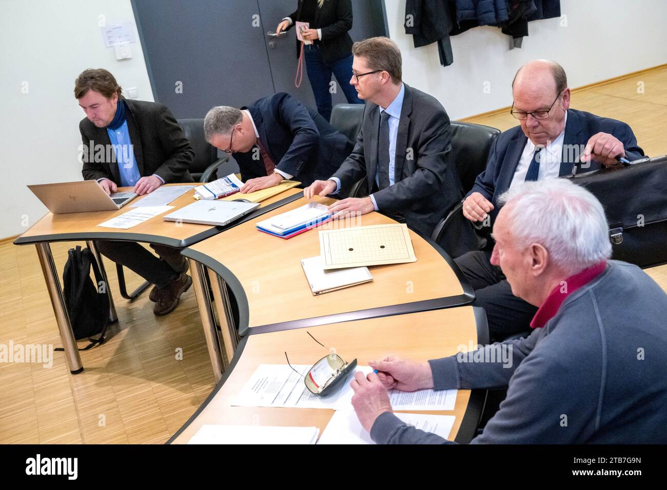 Bremen, Deutschland. Dezember 2023. Die Teilnehmer des Prozesses sitzen ...