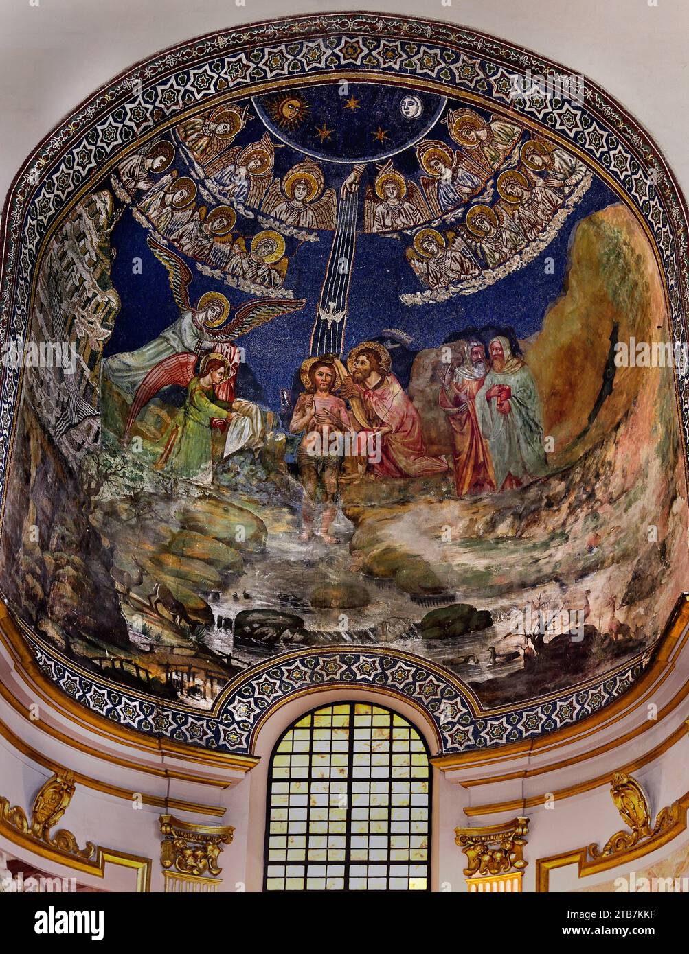 In der linken Apsis (auch bekannt als Kapelle des Allerheiligsten Sakraments) ist eine Taufe ...