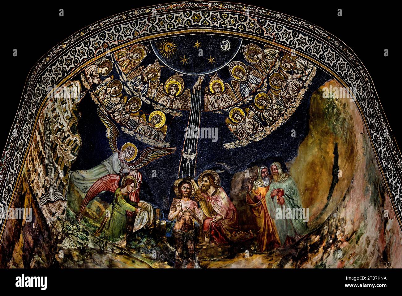 In der linken Apsis (auch bekannt als Kapelle des Allerheiligsten Sakraments) ist eine Taufe ...