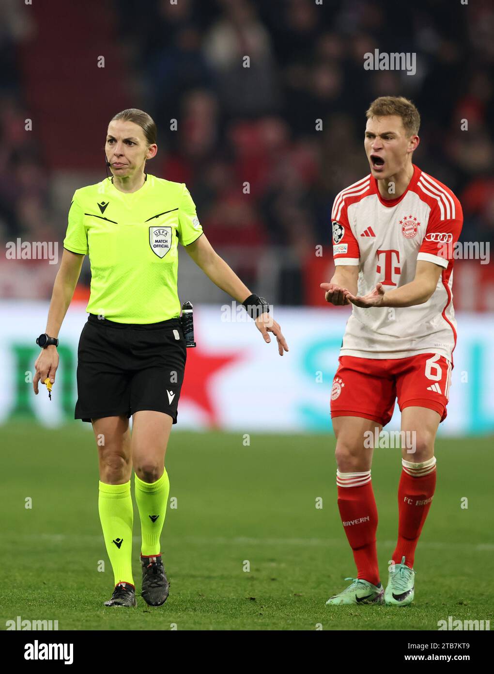 MÜNCHEN, DEUTSCHLAND - 29. NOVEMBER: UEFA Champions League-Spiel zwischen dem FC Bayern MŸnchen ...