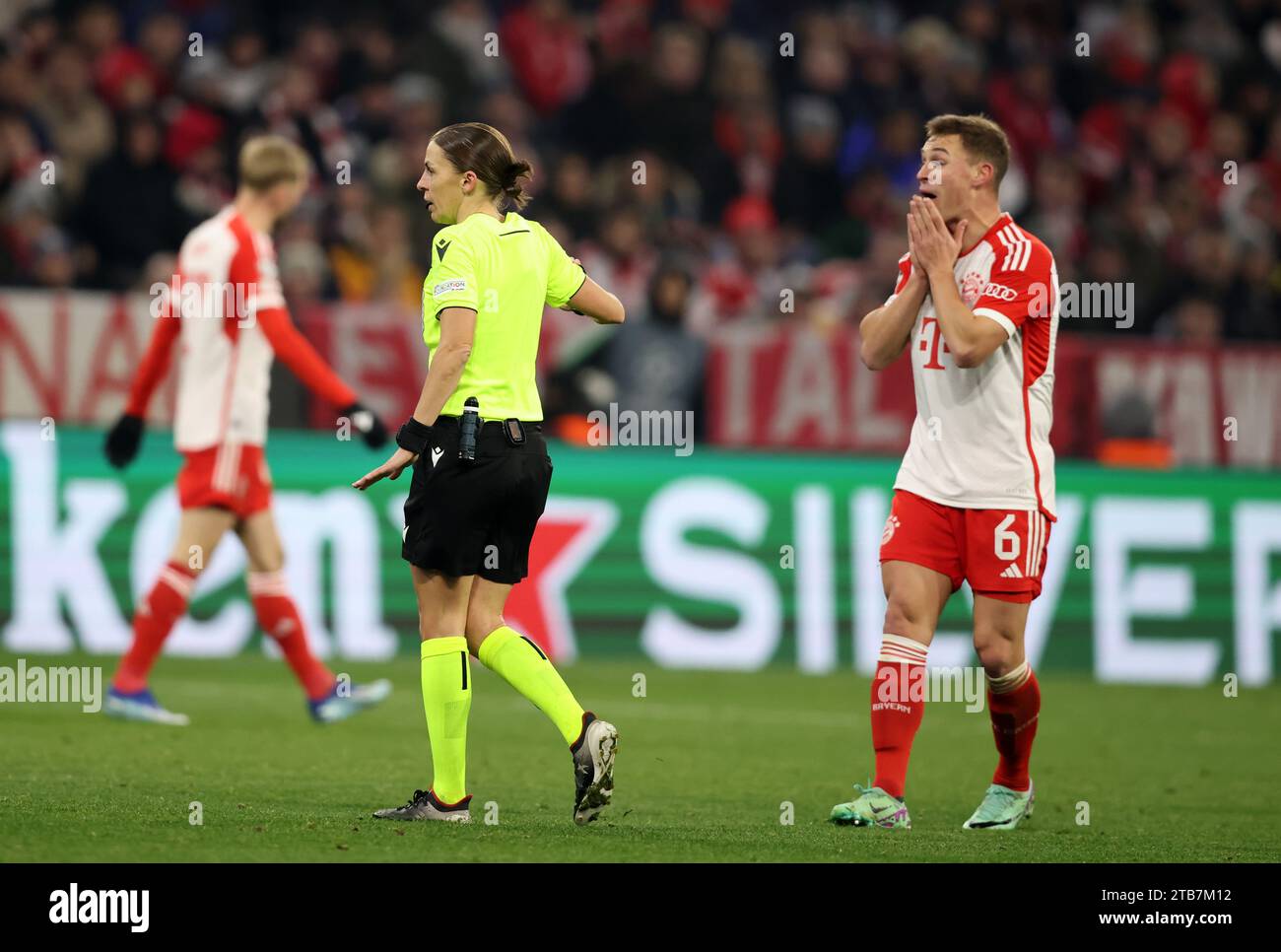 MÜNCHEN, DEUTSCHLAND - 29. NOVEMBER: UEFA Champions League-Spiel zwischen dem FC Bayern MŸnchen ...