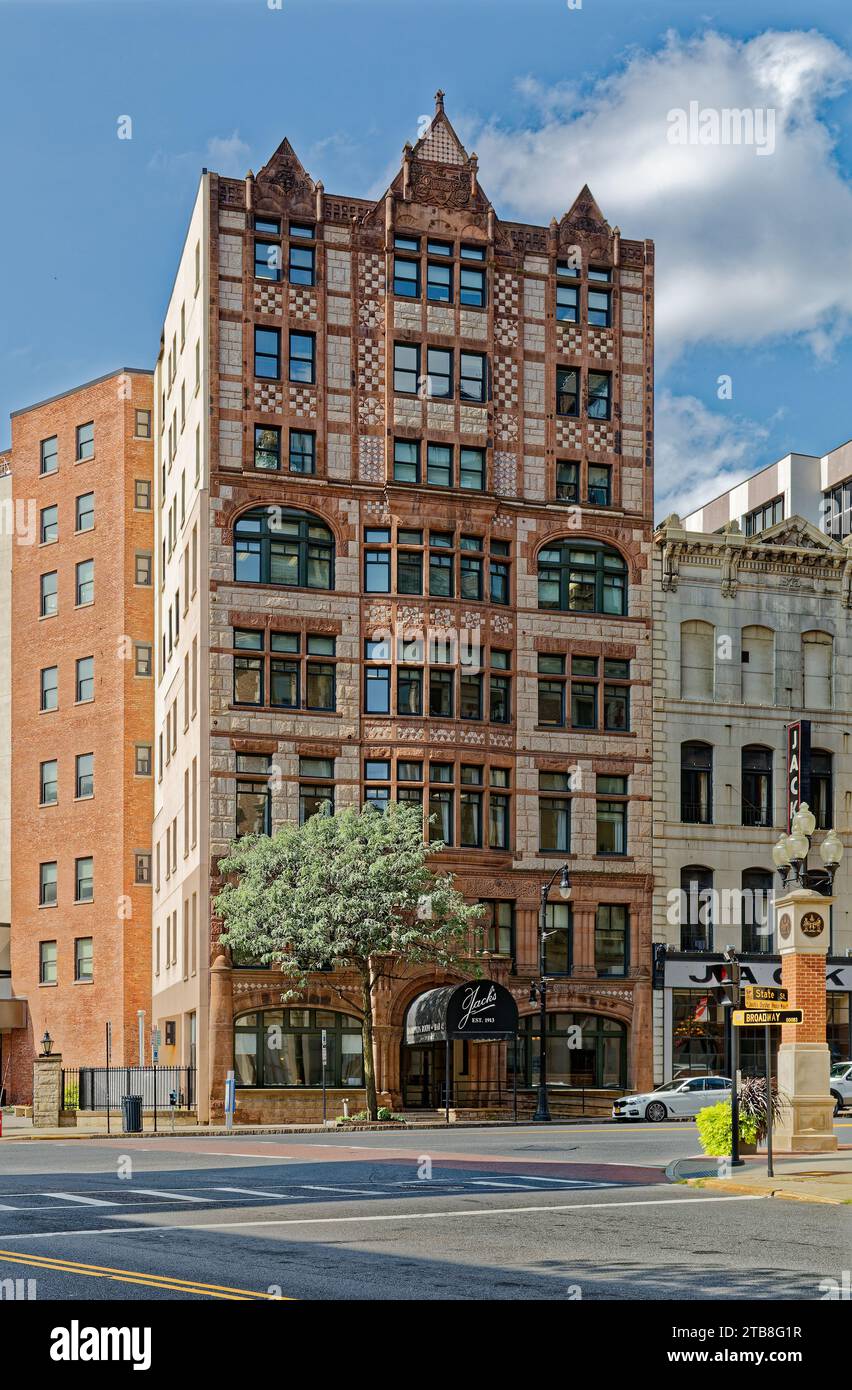 Das ehemalige National Commercial Bank Building, heute Hampton Plaza ...