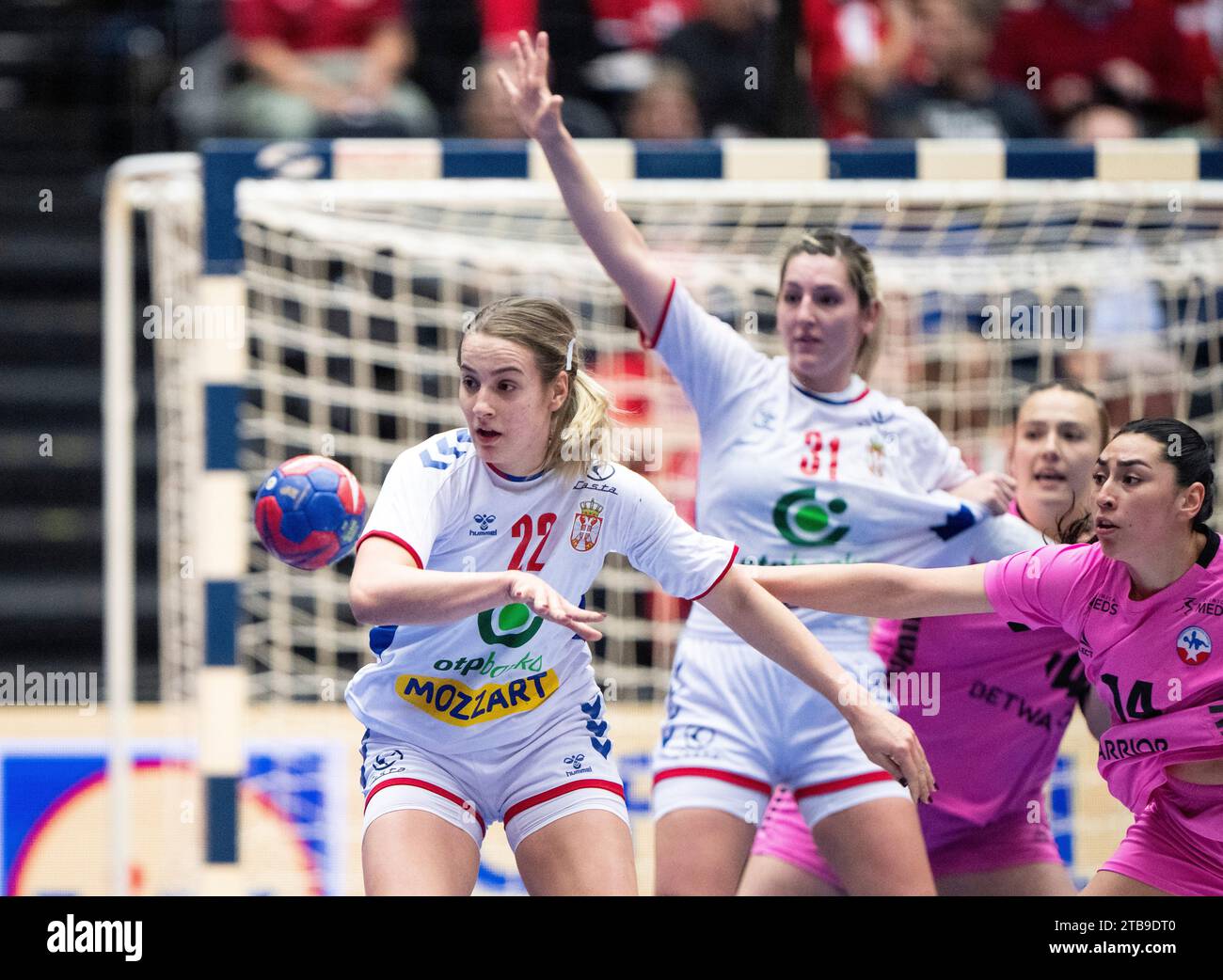 Jovana Jovovic und Katarina Bojicic aus Serbien im Einsatz mit Catalina Francisca Moreno Cordova ...